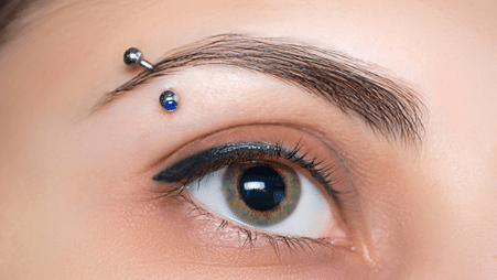 Le piercing de l'arcade : un bijou original - Le Piercing Français