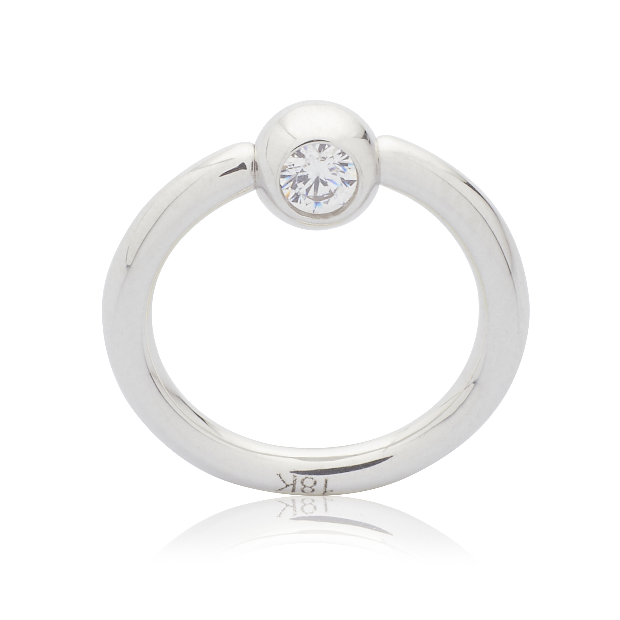Piercing génital en or blanc : anneau avec boule et diamant